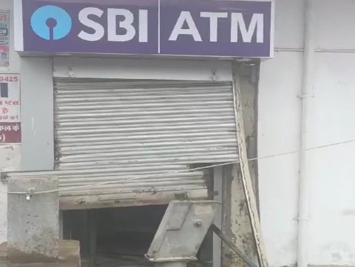 SBI ATM machine uprooted in Bharni | भरनी में SBI एटीएम मशीन को उखाड़ा ...