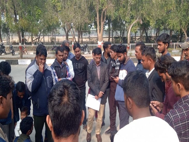Lucknow - Manu Smriti burnt in BBAU, involved students denied entry in ...