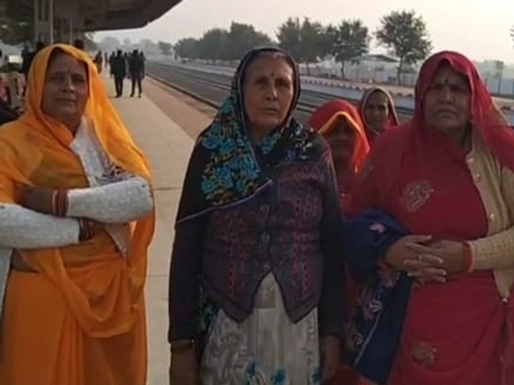 People adamant on demanding job,Rewa latest news | नौकरी की मांग पर ...