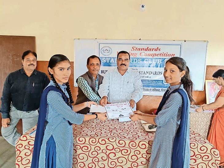 Standard writing competition was organized | स्टैंडर्ड राइटिंग ...