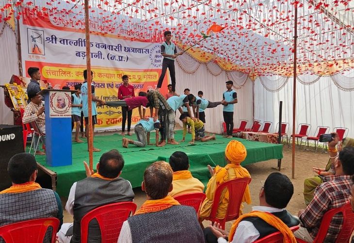 Students showed yoga asanas and pyramid demonstration | विद्यार्थियों ...
