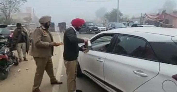 Thana Kachcha Pucca police set up milk langar | थाना कच्चा पक्का पुलिस ...