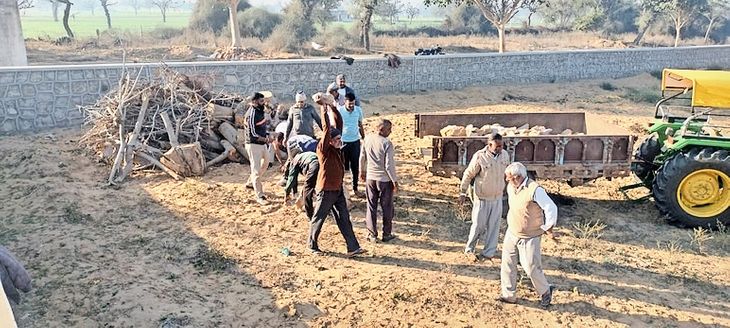 Villagers donated labor in Muktidham of Togra Khurd | तोगड़ा खुर्द के ...