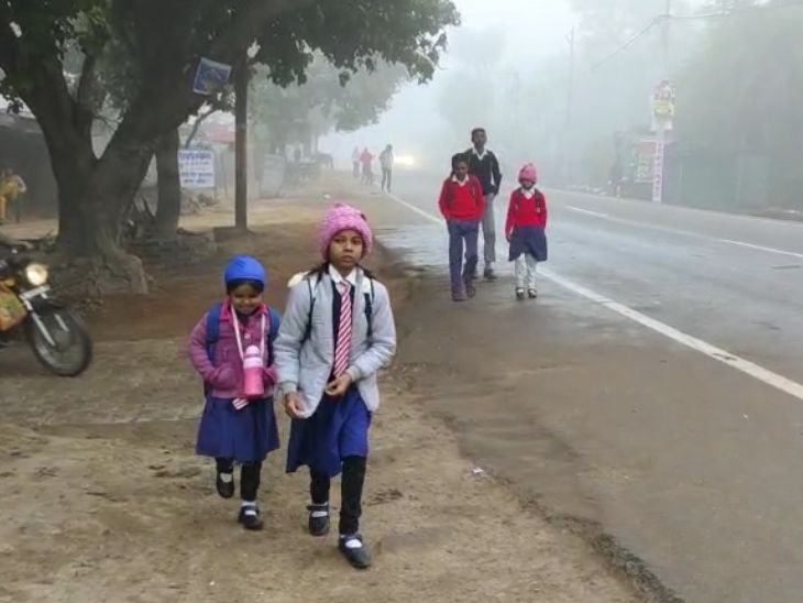 Children going to school in severe cold | कड़ाके की ठंड में स्कूल जाते ...