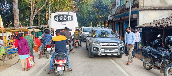 Shops are being set up on the roadside, people are getting troubled by ...
