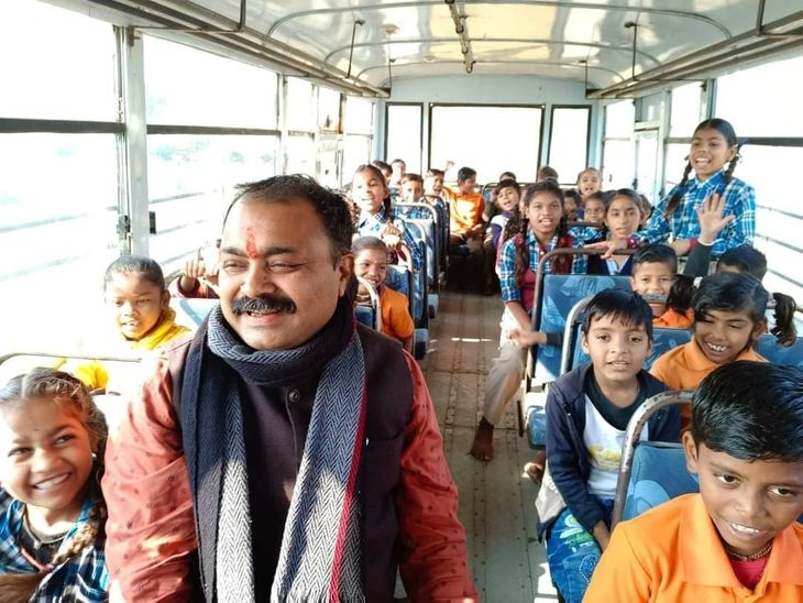 Kannod CM Rise School got bus | कन्नौद सीएम राइज स्कूल को मिली बस ...