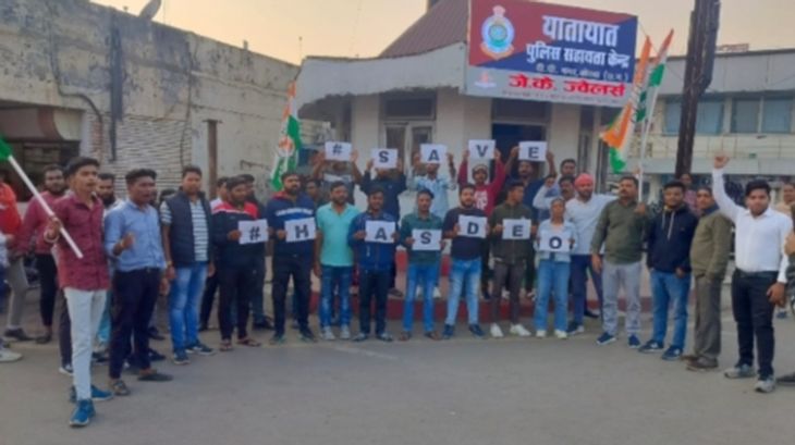 Youth Congress demonstrated against cutting of trees in Hasdev Aranya ...