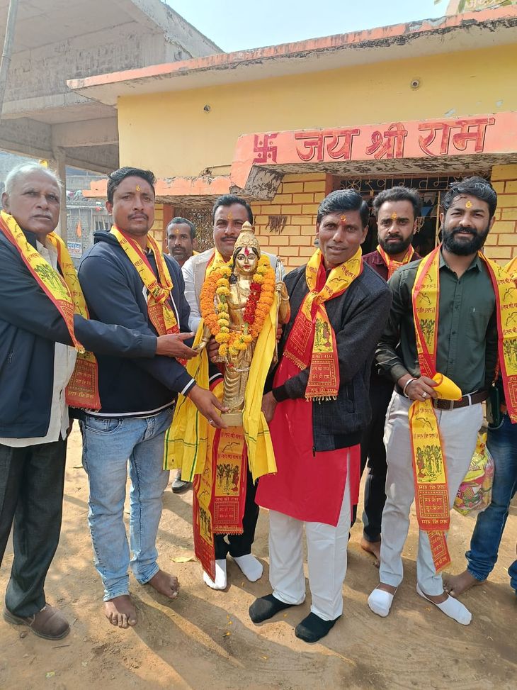 Akshat Kalash Yatra started from Hanuman temple | हनुमान मंदिर से निकली ...