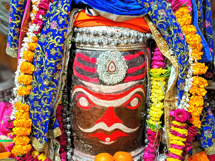 Shringar of Lord Mahakal by offering sandalwood tripund and tilak on ...