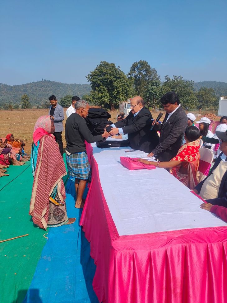 Former judge Amreshwar Sahay distributed blankets among the needy ...