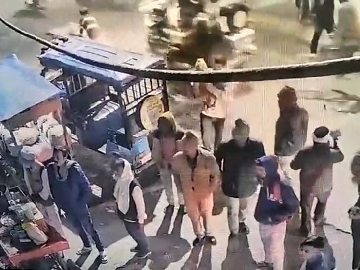 Fight between two groups in front of police in Fatehpur, VIDEO ...