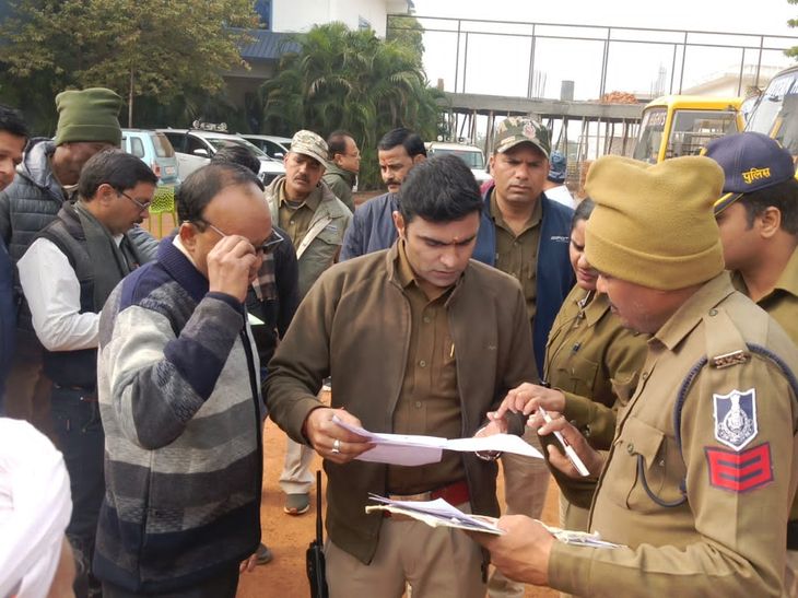 Flying squad team checked school buses | उड़नदस्ता टीम ने स्कूली बसों ...