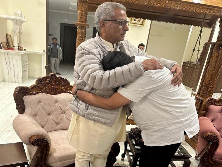 Sanjay Sharma hugged Om Mathur | ओम माथुर के लिपट गए संजय शर्मा: घर पर ...