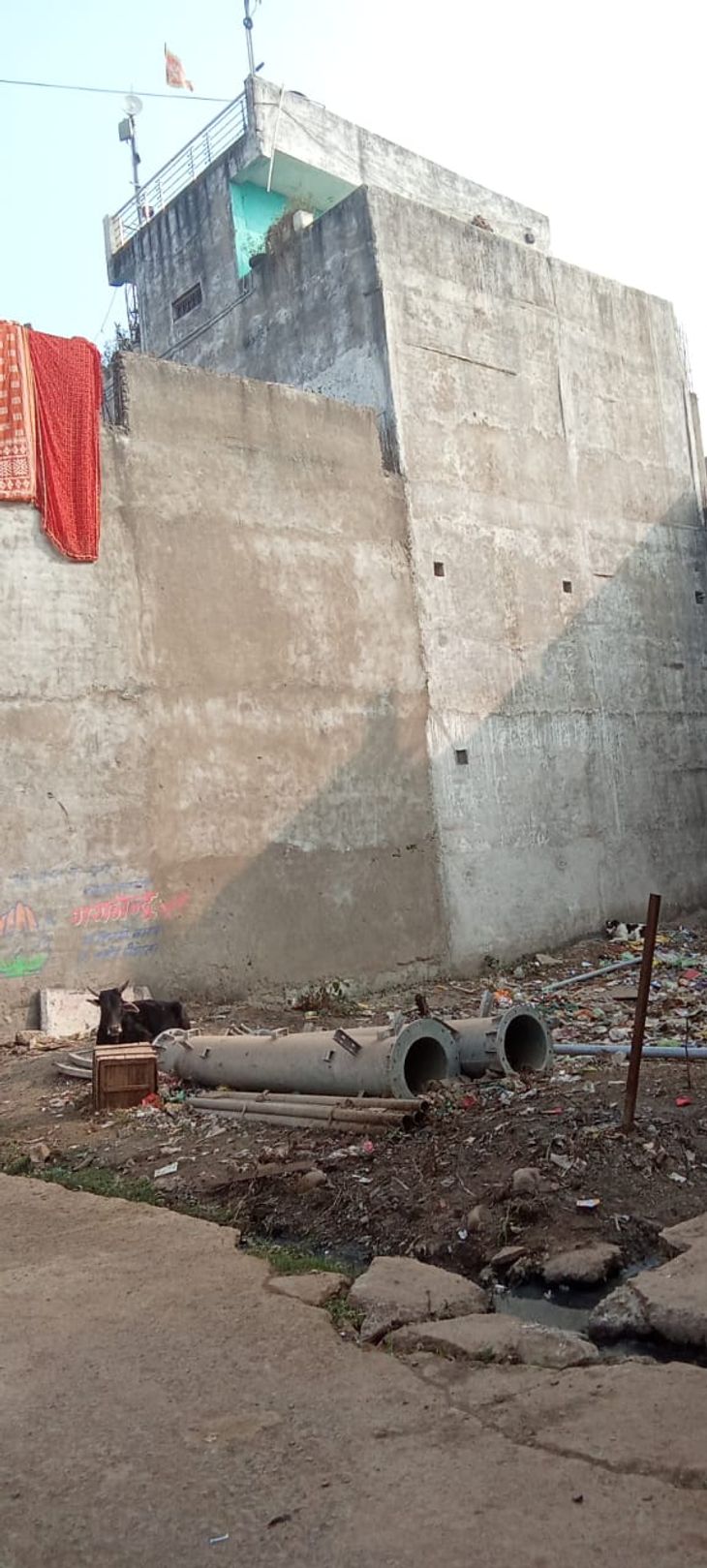 Opposition to installation of tower on three storey building in Paliwal ...