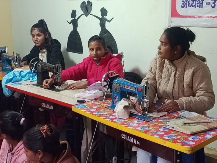 Women are being given free sewing training | महिलाएं को किया जा रहा निशुल्क सिलाई प्रशिक्षित ...