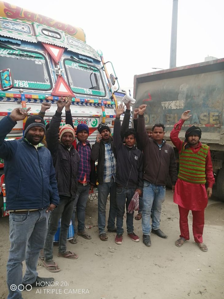 Chakka jam demonstration against hit and run law, drivers strike begins | हिट एंड रन कानून के ...