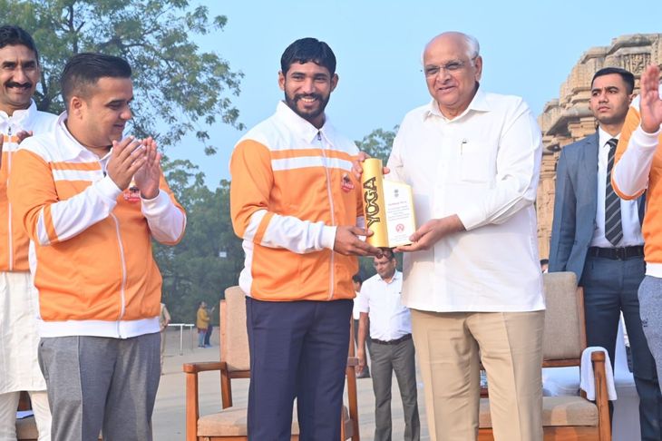 Sandeep Arya honored with Surya Namaskar Ratna Award by Gujarat CM | संदीप आर्य को गुजरात के ...