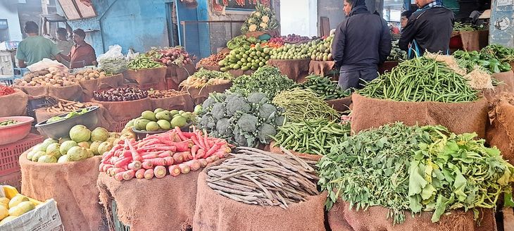 Bhata sold at Rs 60 per kg, fenugreek vegetable sold at Rs 80 per kg ...
