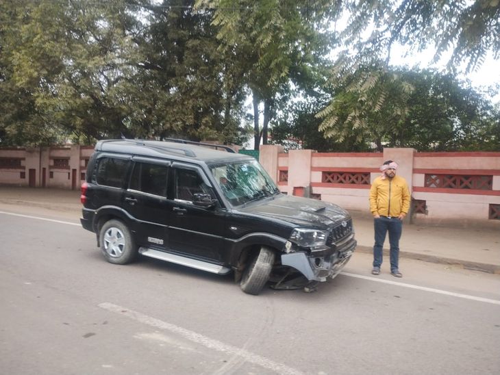Uncontrollable car collided with divider, if not caught then driver ...