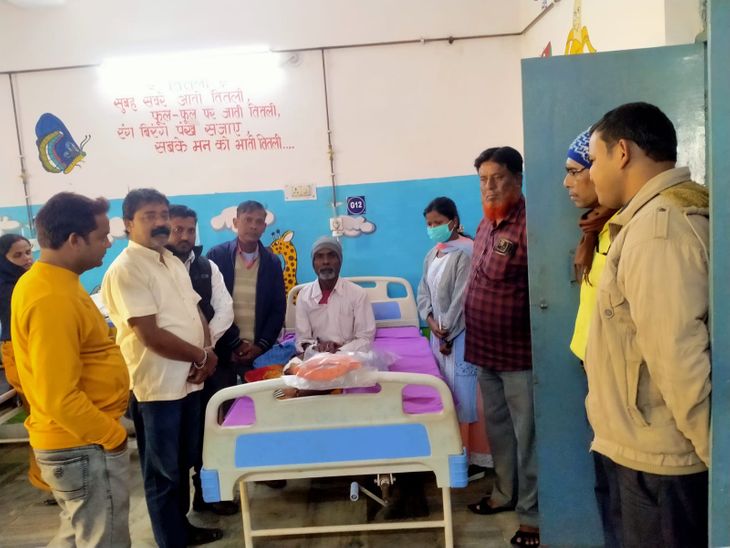 Former MP Dr. Ajay Kumar gave crutches to the disabled person ...