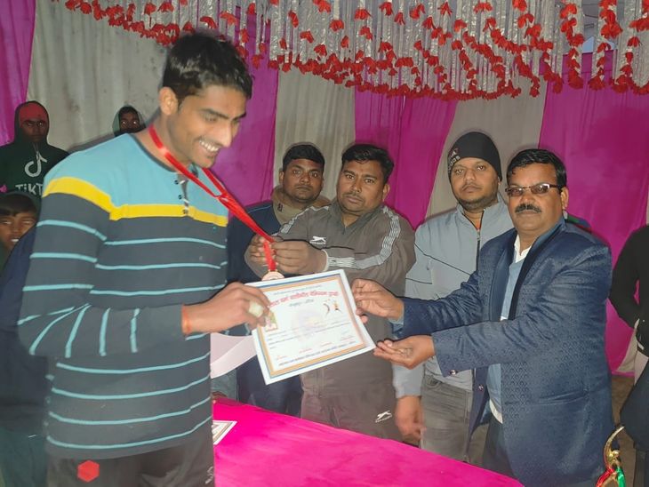 Saifai team became champion by defeating Agra | आगरा को हराकर सैफई की ...