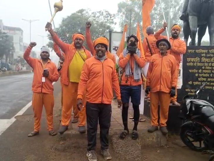 A group of 82 members is going to Ayodhya while marching. | 82 सदस्यों ...