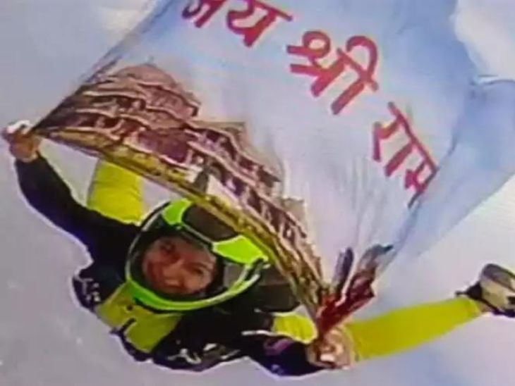 Prayagraj girl skydiving 13 thousand feet ram mandir flag thailand video
