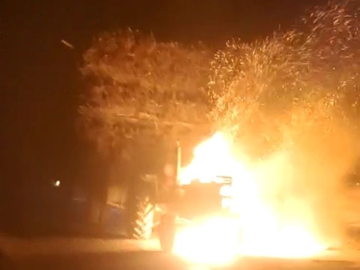 Sugarcane laden tractor-trolley caught fire in Rampur | रामपुर में ...