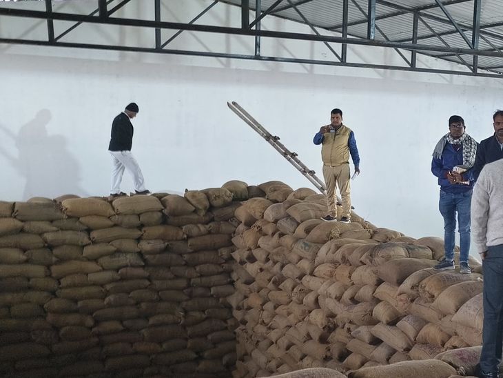 DM's investigation exposed paddy purchasing in kaimur | DM की जांच में ...