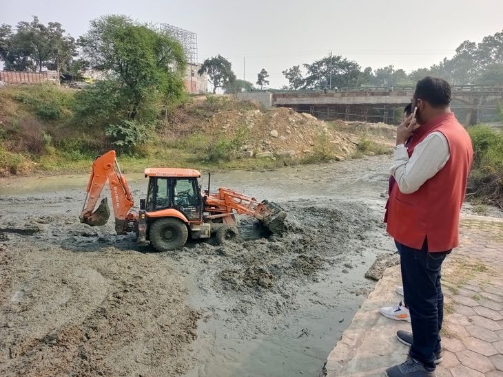 Cleaning of silt and soil in the river, so that there is 5 feet water ...