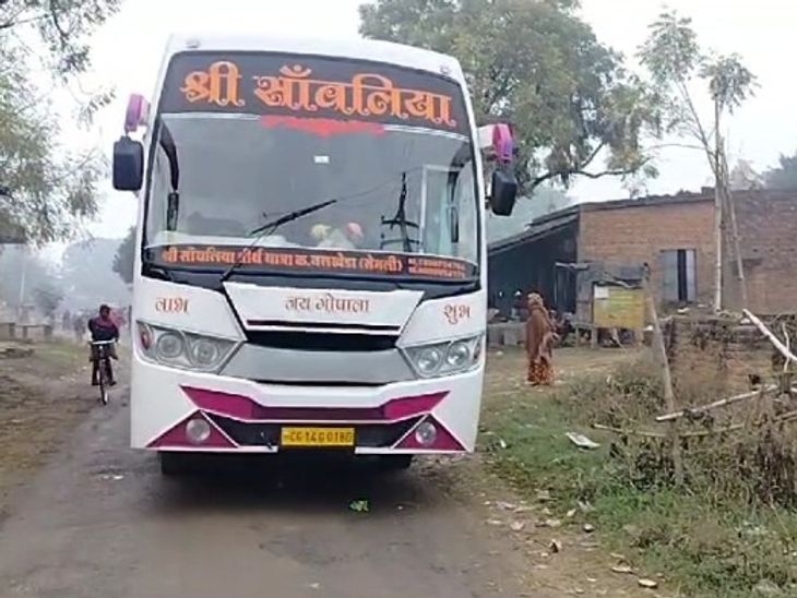 The attendant who climbed on the roof of the bus died due to electric shock
