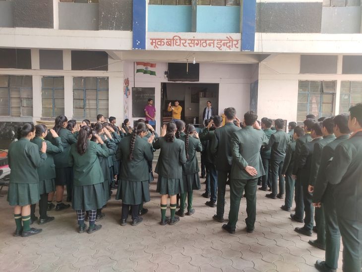 Students of deaf and dumb school visited Indore