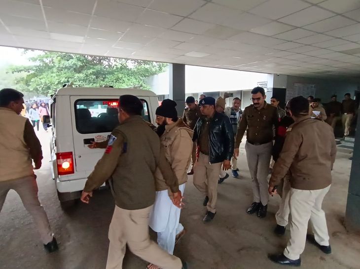 The police presented the accused in the court | आरोपी को पुलिस ने ...