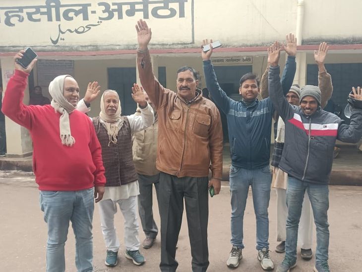 Villagers demonstrated in tehsil in Amethar | अमेठर में ग्रामीणों ने ...