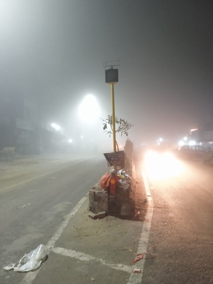 Road divider lights switched off, inviting accidents | सड़क के डिवाइडर ...
