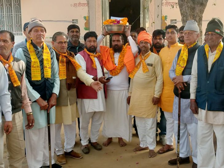 Worshiped Akshat Kalash arrived from Ayodhya | अयोध्या से पहुंचे पूजित ...