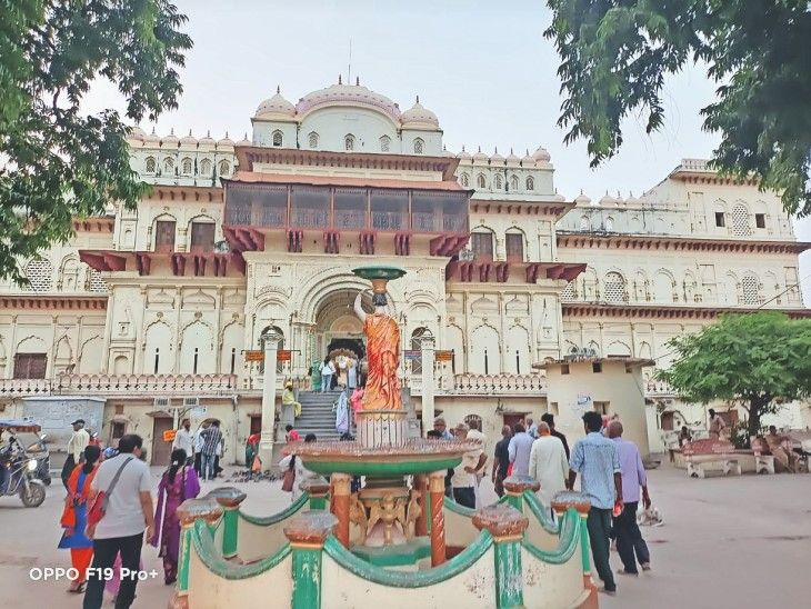 The temple building was built in the style of Malwa.