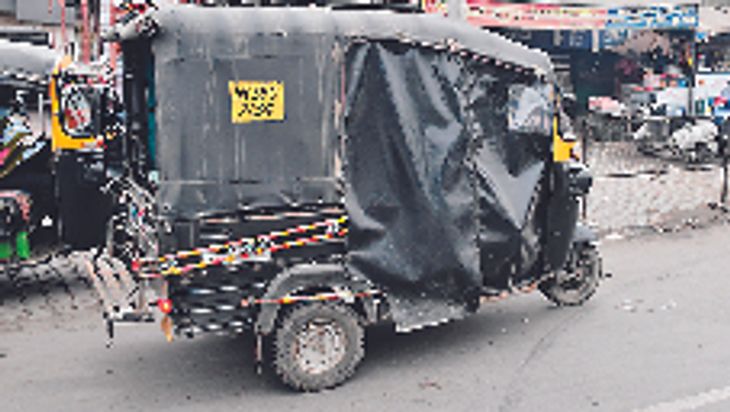 Defying the ban... Drivers driving auto rickshaws and e-rickshaws in ...