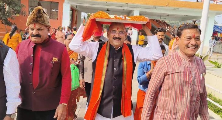 Charan Paduka of Lord Shri Ram came out in the city, people welcomed it
