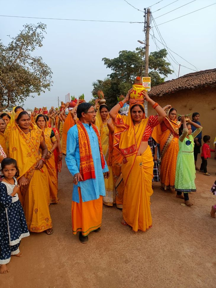 A procession of Akshat Kalash was taken out and invitations were given ...