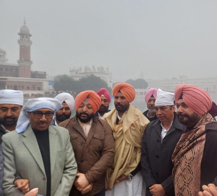 Sidhu-Vading in a picture; Just 'Hi Hello', Bajwa did not even make eye ...