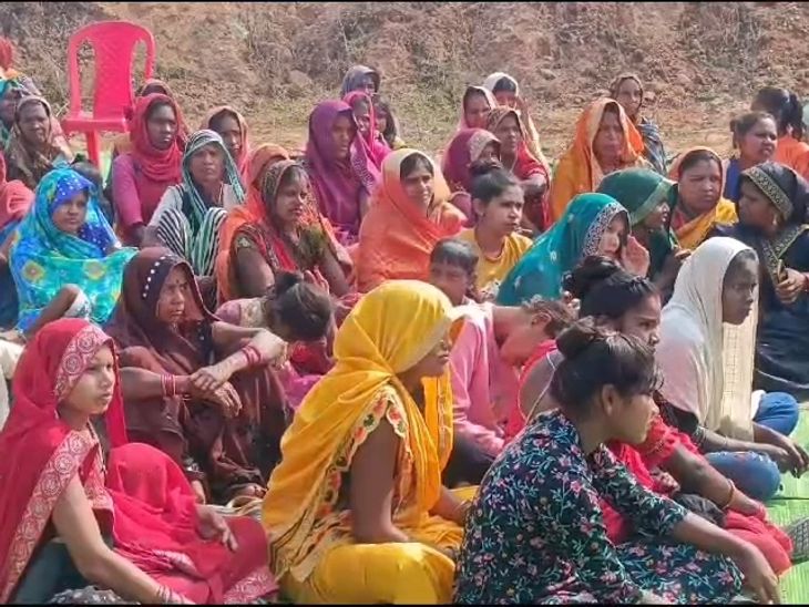 Railway divided the village into two parts in Pendra | पेंड्रा में ...