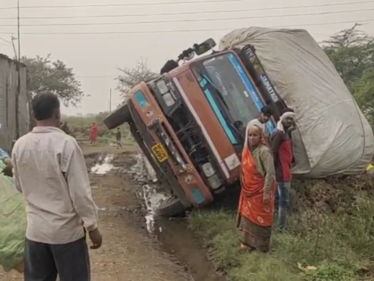 Gawla villagers said: Complaint to SDM, dirt in the village is not ...