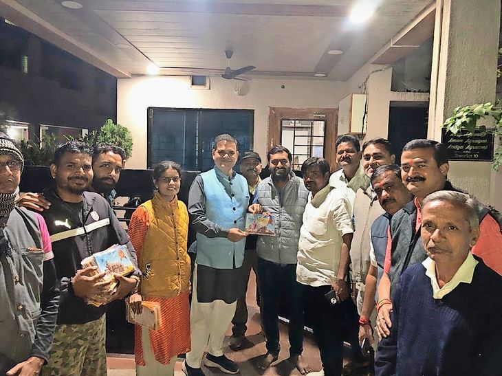 Devotees delivered Akshat and invitation letter from Ayodhya to every ...