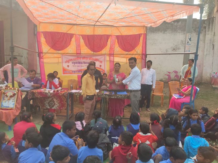 250 students from 12 schools of Tilak Sankul displayed their talent in ...