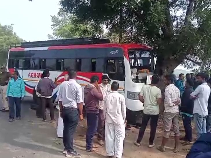 Passenger bus hits tree | यात्री बस पेड़ से टकराई: हादसे में 6 लोग घायल ...
