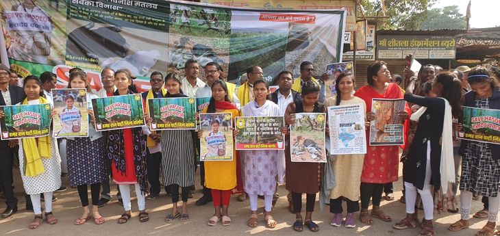 Raised slogans carrying the placard of Save Hasdev | सेव हसदेव की तख्ती ...