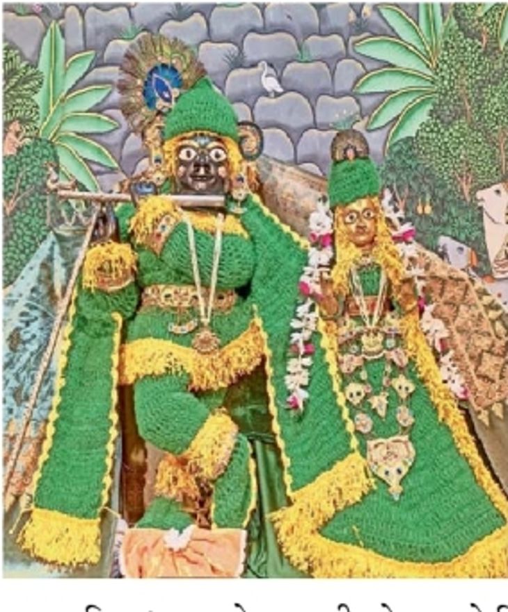 Thakurji was made to wear green dress and half shawl | ठाकुरजी को धारण ...