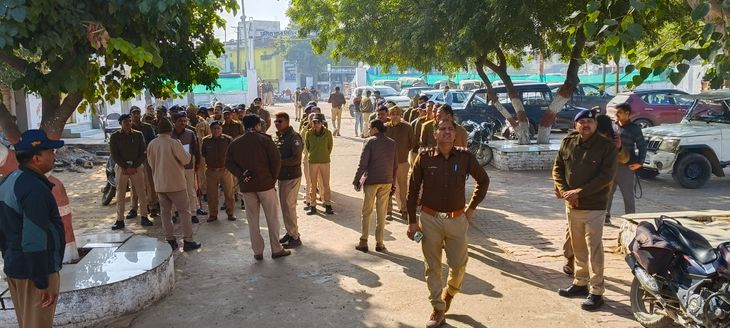 Administration arrived to demolish illegal shops, returned as soon as ...