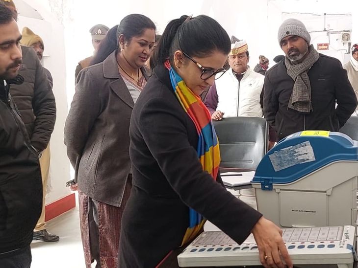 EVM and VVPAT demonstration center inaugurated in Bahraich | बहराइच में ईवीएम व वीवीपैट प्रदर्शन ...
